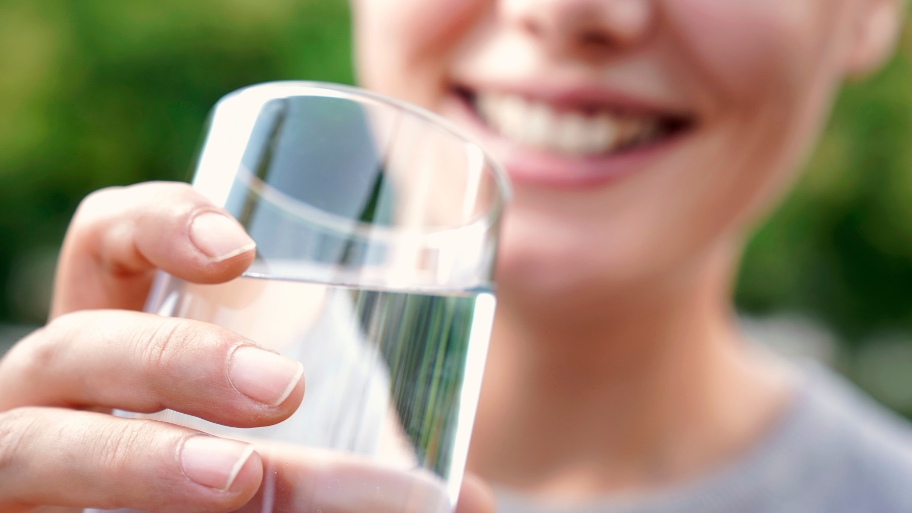 Ya no son 8 vasos al día. Esta es la cantidad de agua que debes beber cada día