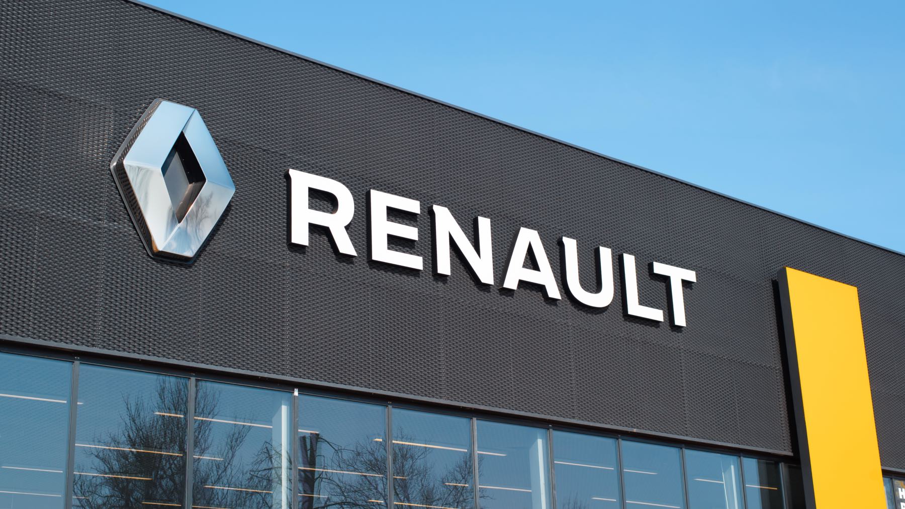 Hace "vida normal" estando de baja, Renault le despide y ahora le toca ...