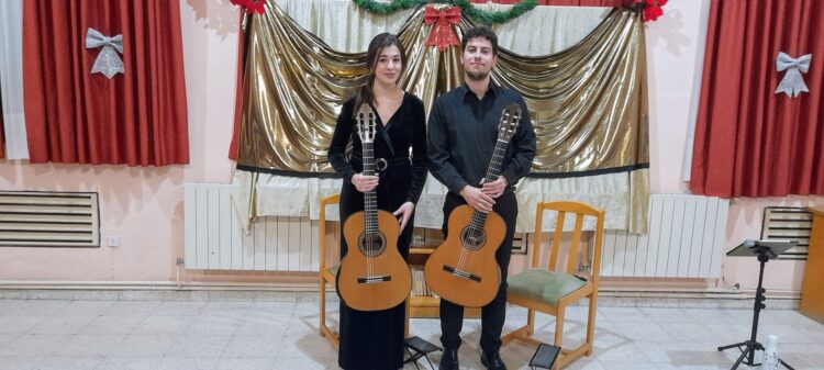 Eresma Guitar Dúo encandila a los vecinos de Cantimpalos