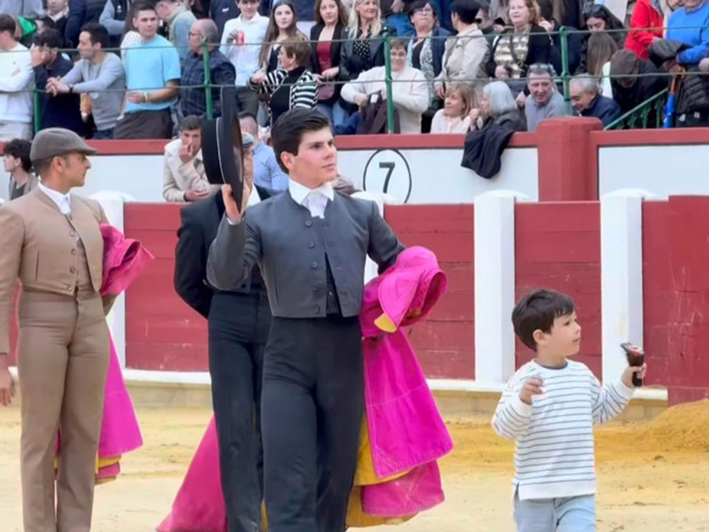 Jorge Oliva corta una oreja en Valladolid y Jaime Hermosa da una vuelta ...