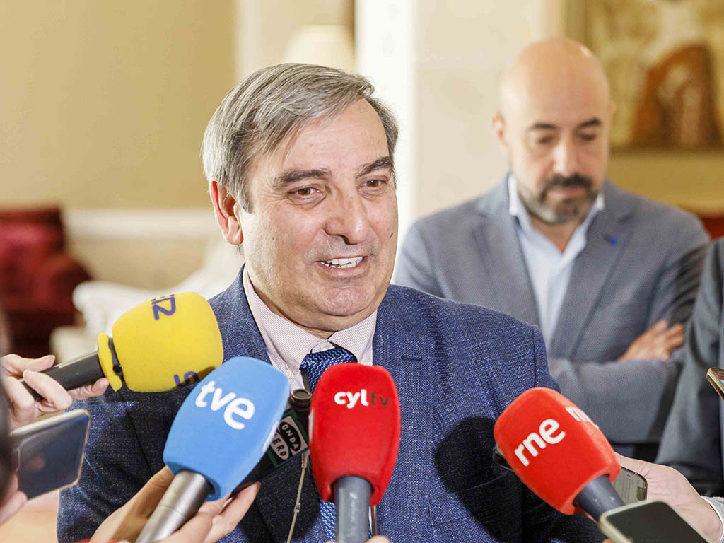 La Junta afea al Ministerio que eluda a las comunidades para crear un título de transporte único